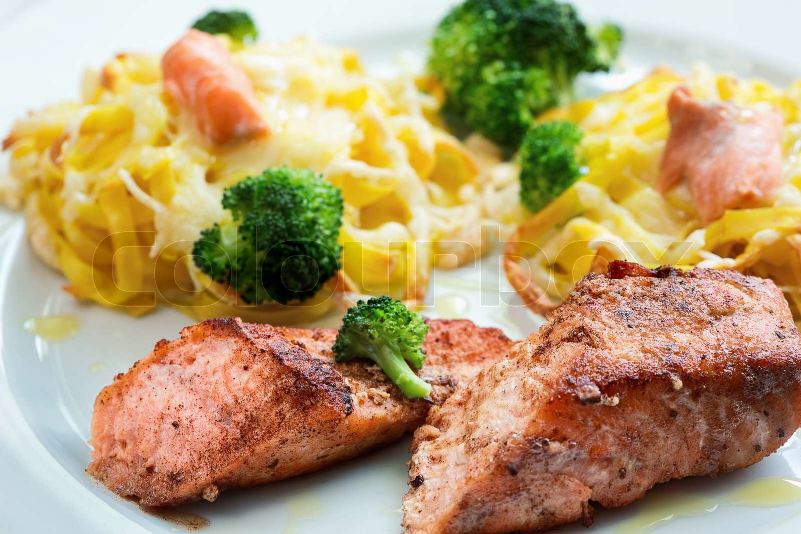 Grillet laks og pasta middag | Stock foto | Colourbox