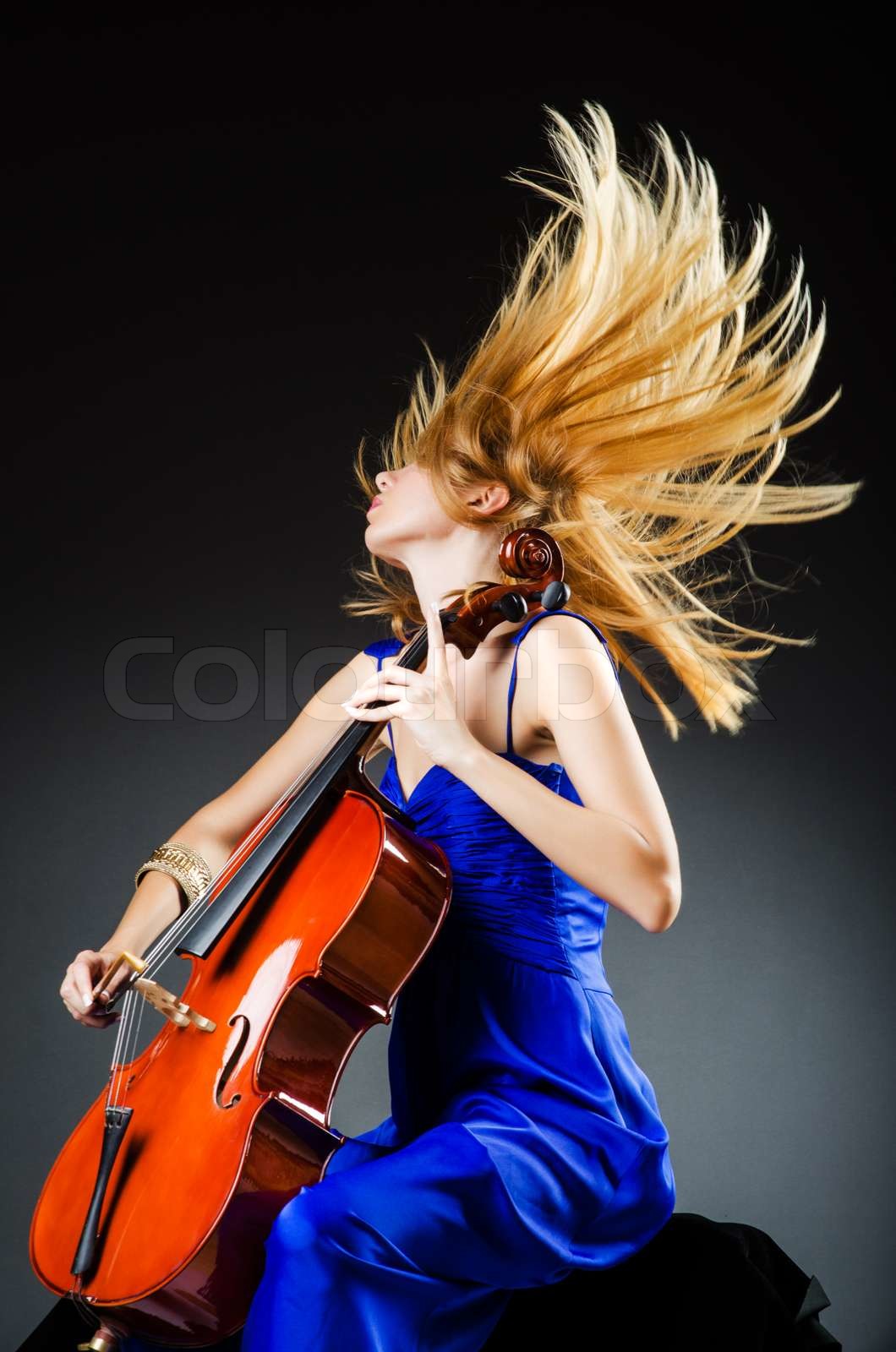 Attraktive Frau mit Cello im Studio | Stock Bild | Colourbox