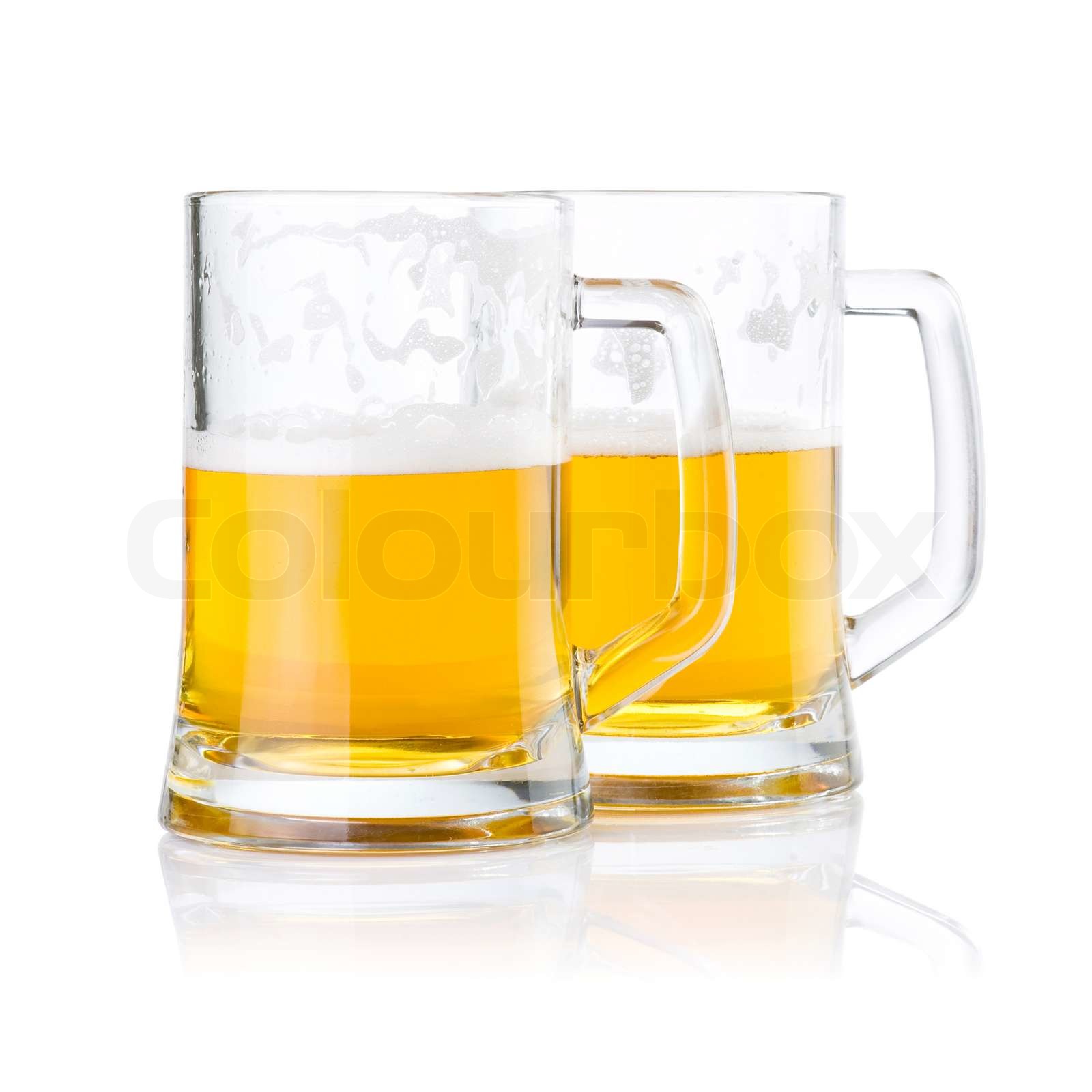 Zwei halbe Gläser mit frischem Bier mit Schaum auf weißem Hintergrund ...