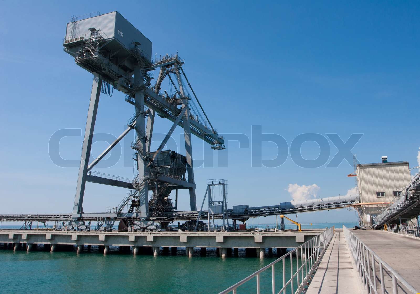 Big Kran in der Anlegestelle zur Unterstützung des Tankers marine ...