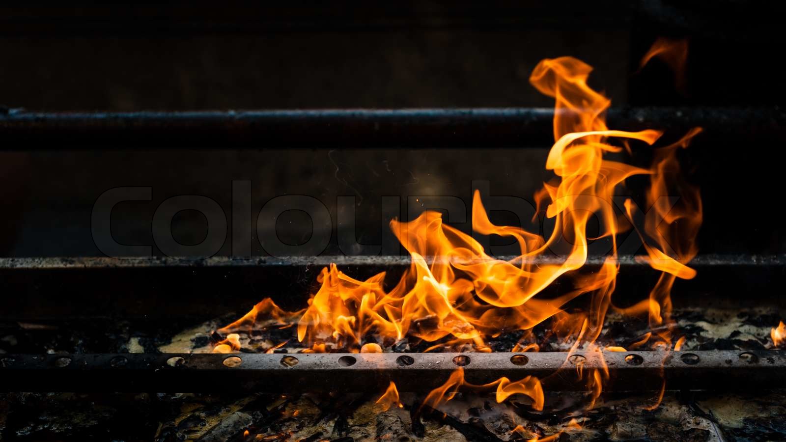 Feuer auf dem Grill | Stock Bild | Colourbox