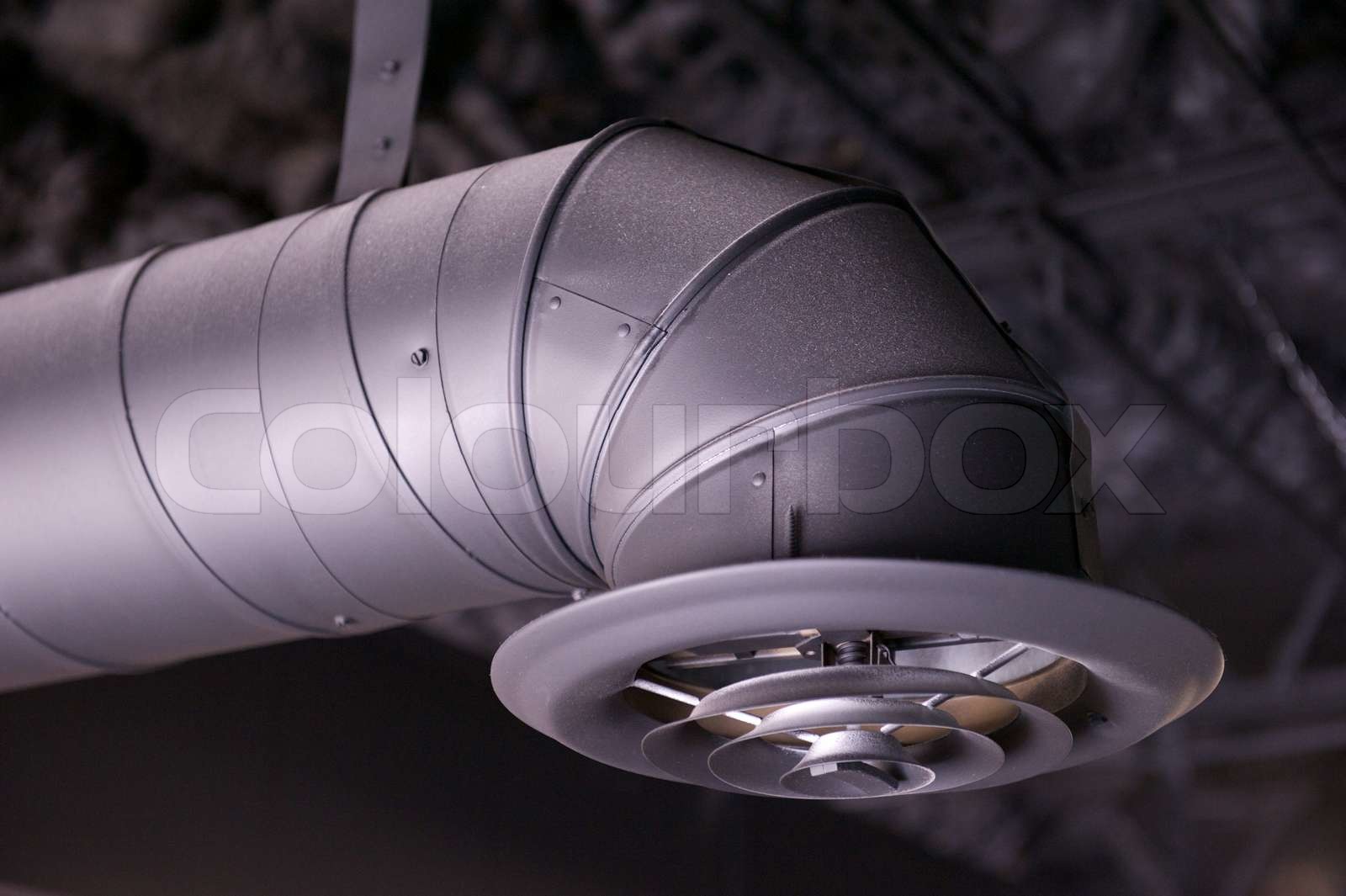 Black industrielle luftkanal og vent eller registrer hængende fra en ...