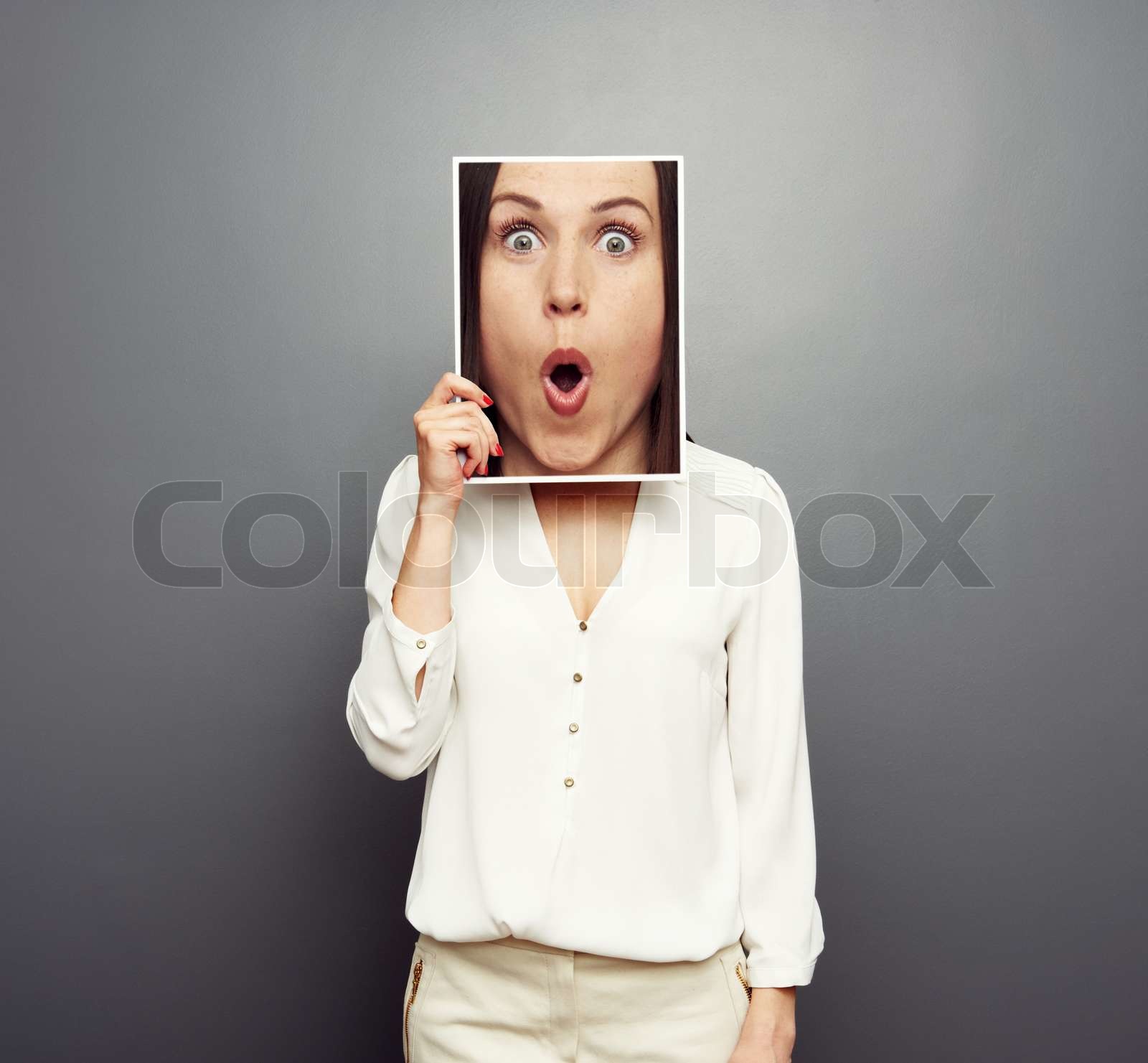 Frau, die Bild mit großen erstaunt Gesicht | Stock Bild | Colourbox
