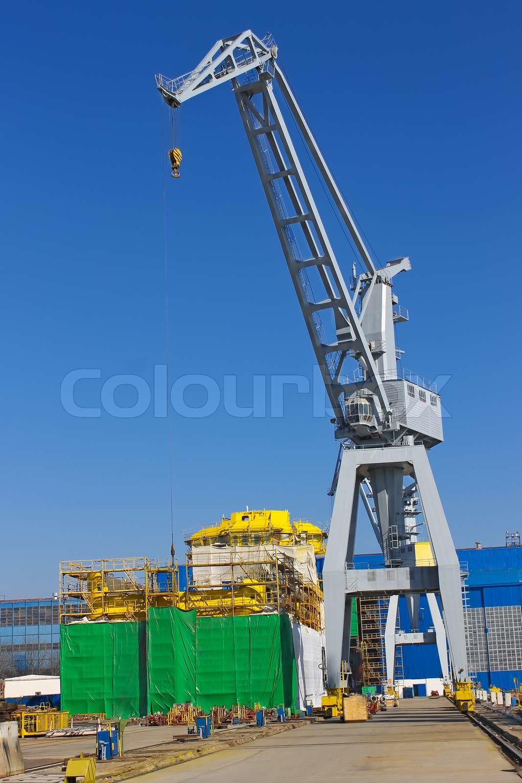 Kran og skib under bygning på værftet | Stock foto | Colourbox