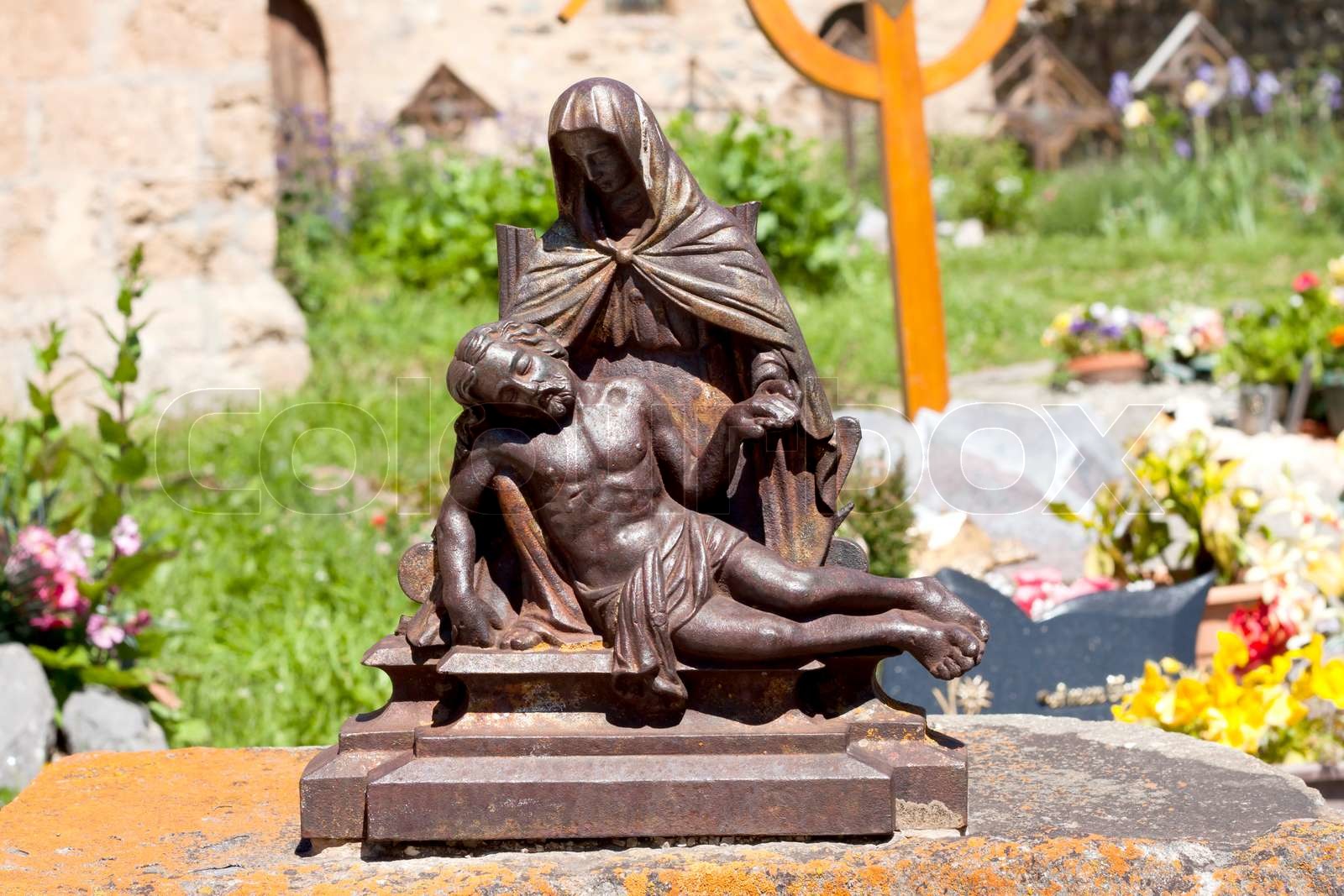 Eine schöne Statue der Heiligen Maria mit dem Corpus Christi auf dem ...