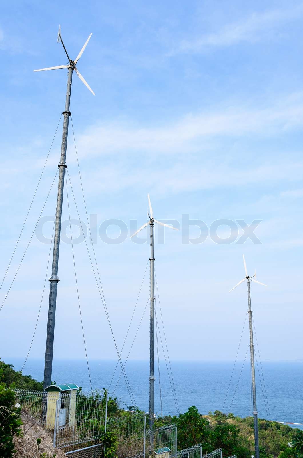 små vindmøller på blå himmel | Stock foto | Colourbox