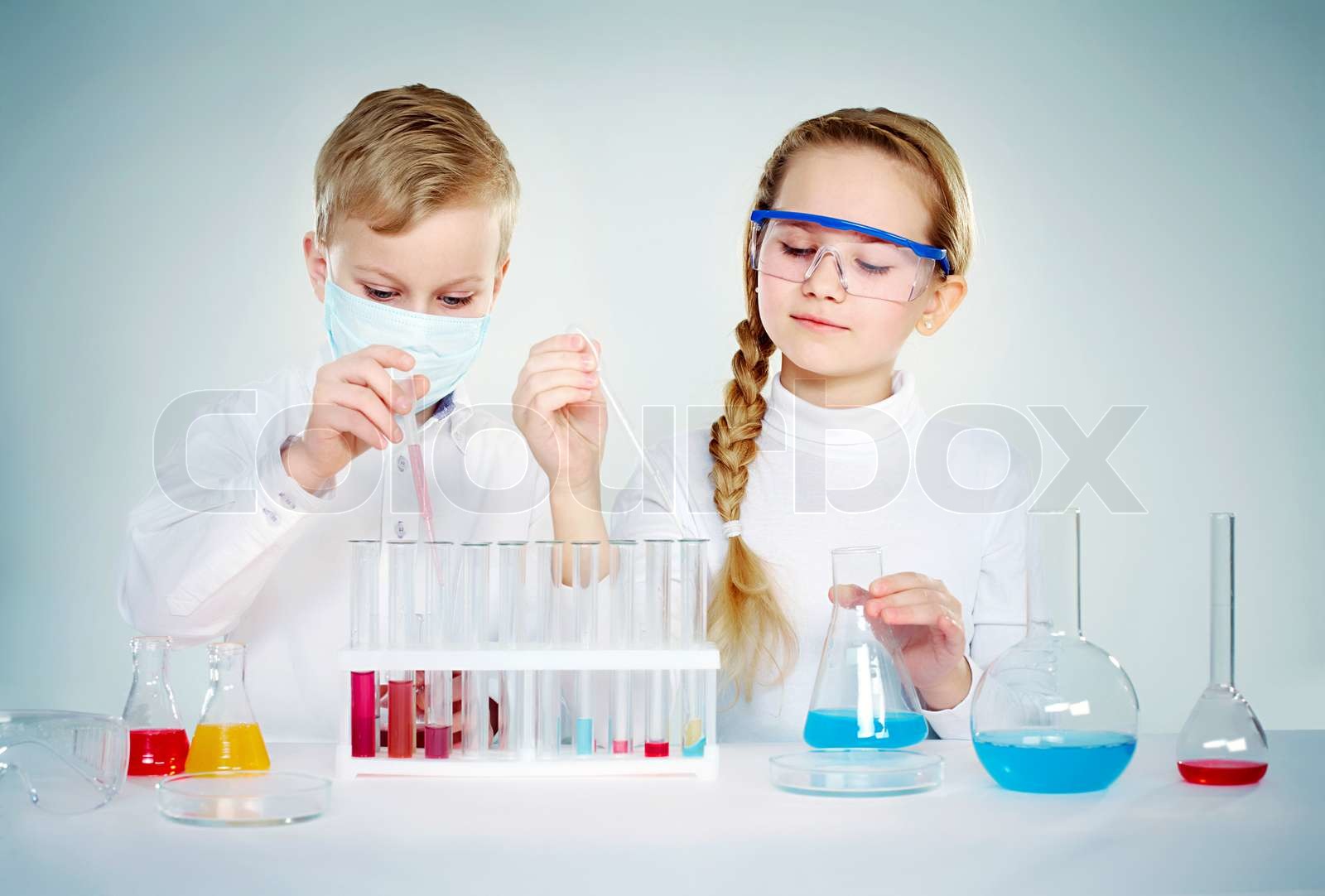 Zwei Kinder machen chemische Experimente | Stock Bild | Colourbox