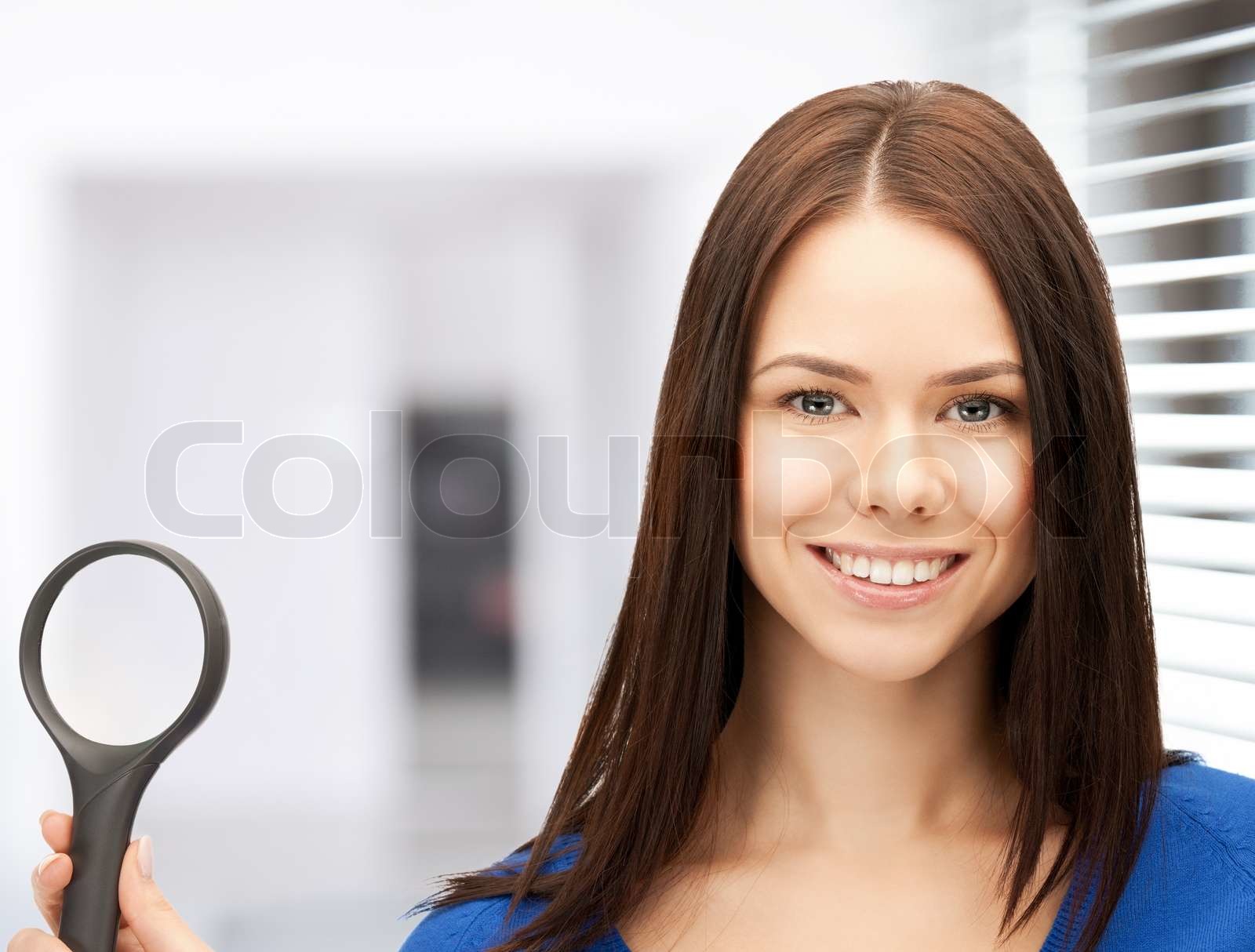 Frau mit Lupe | Stock Bild | Colourbox