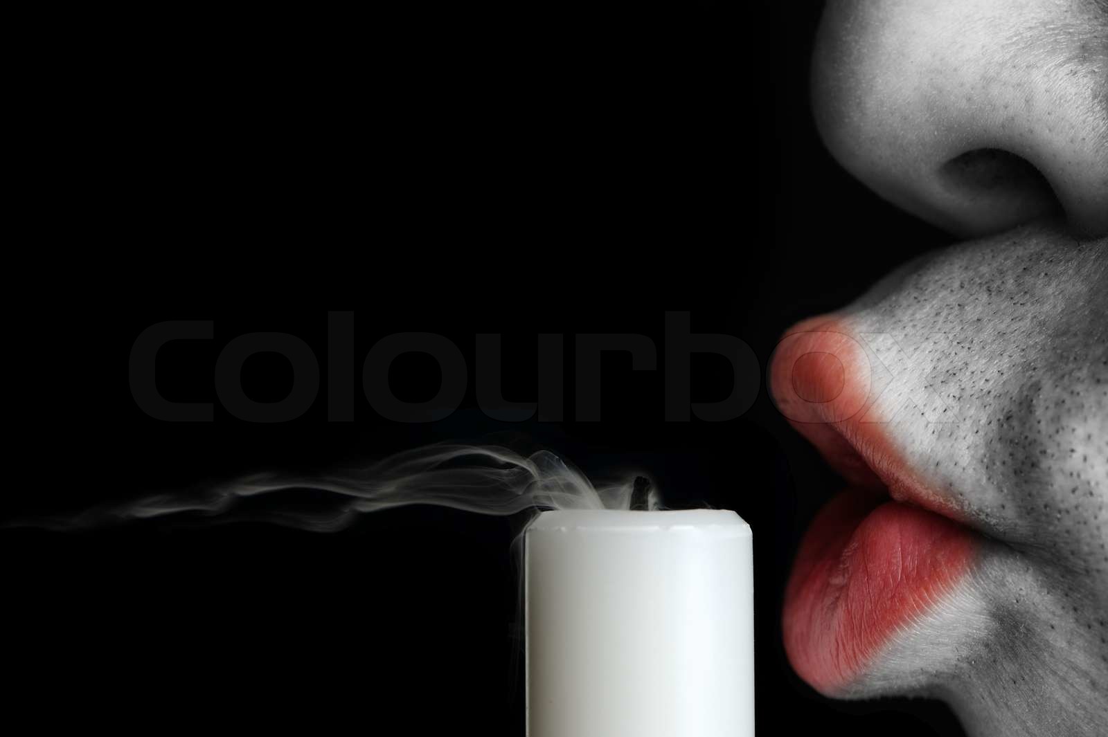 Unrasiert Mann bläst Kerze | Stock Bild | Colourbox
