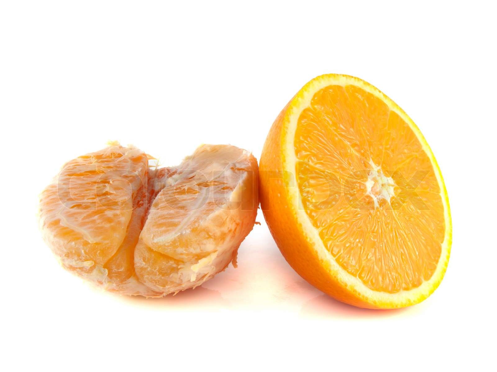 Geschnitten halbe Orange mit Orange getrennt gereinigt | Stock Bild ...