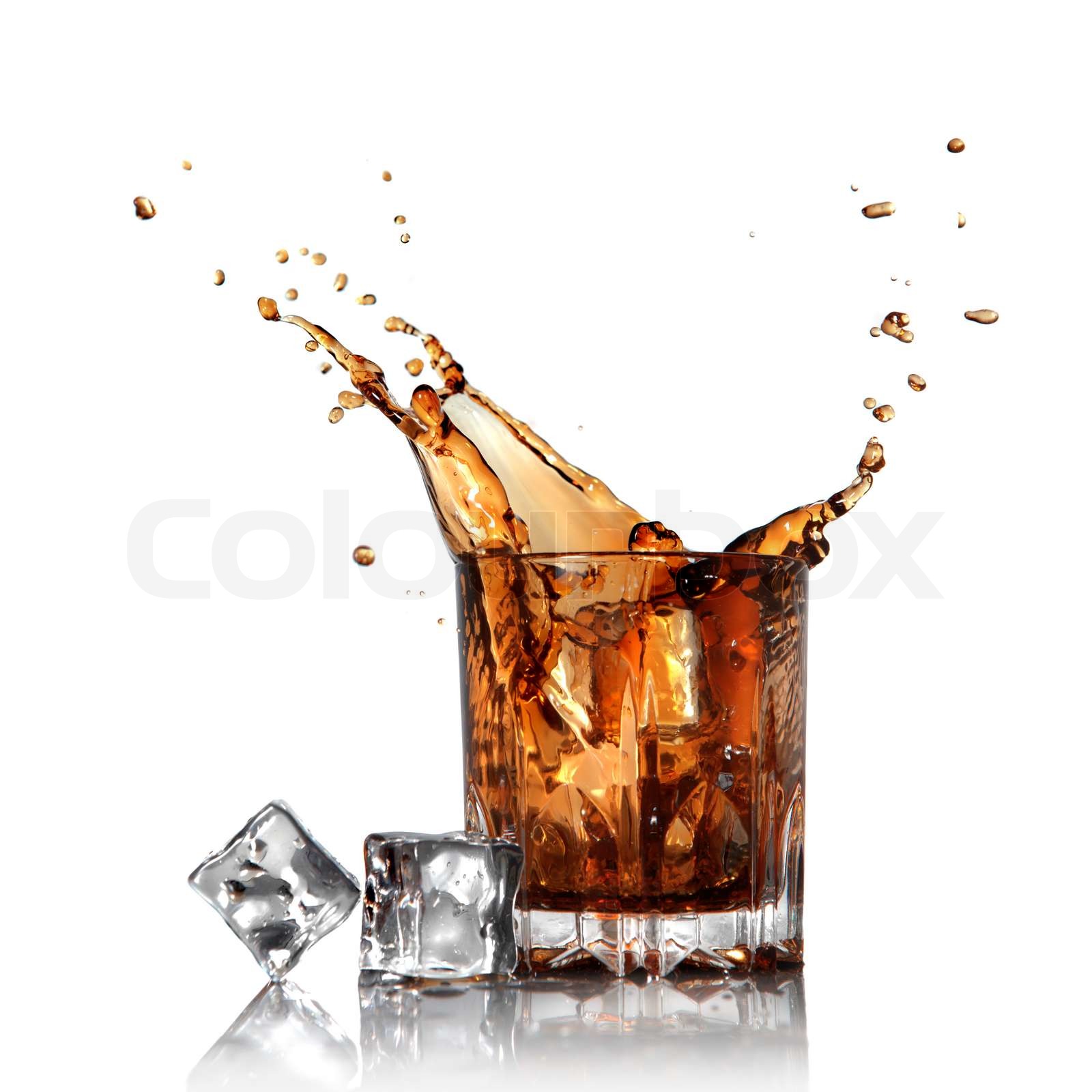 Spritzer Cola in Glas mit Eiswürfeln , isoliert auf weiss | Stock Bild ...