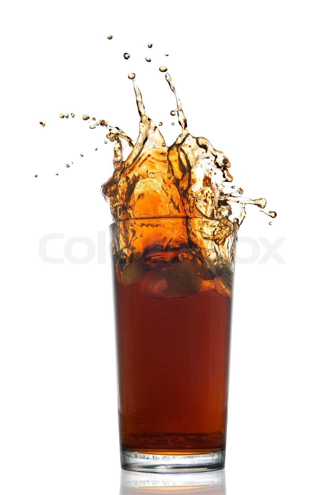 Smukke stænk af cola i glas isoleret på hvidt | Stock foto | Colourbox