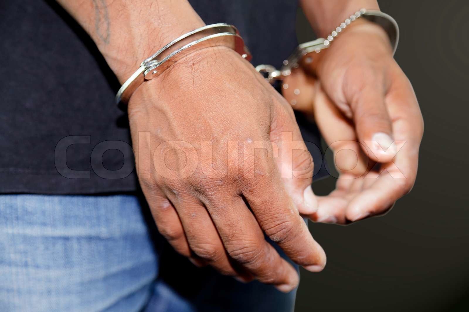 Nahaufnahme von Händen in Handschellen | Stock Bild | Colourbox