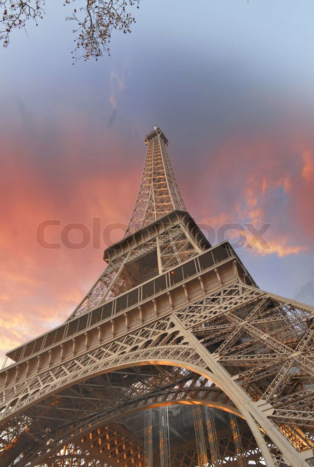 Wundervoller Himmel Farben über Eiffelturm La Tour Eiffel in Paris ...