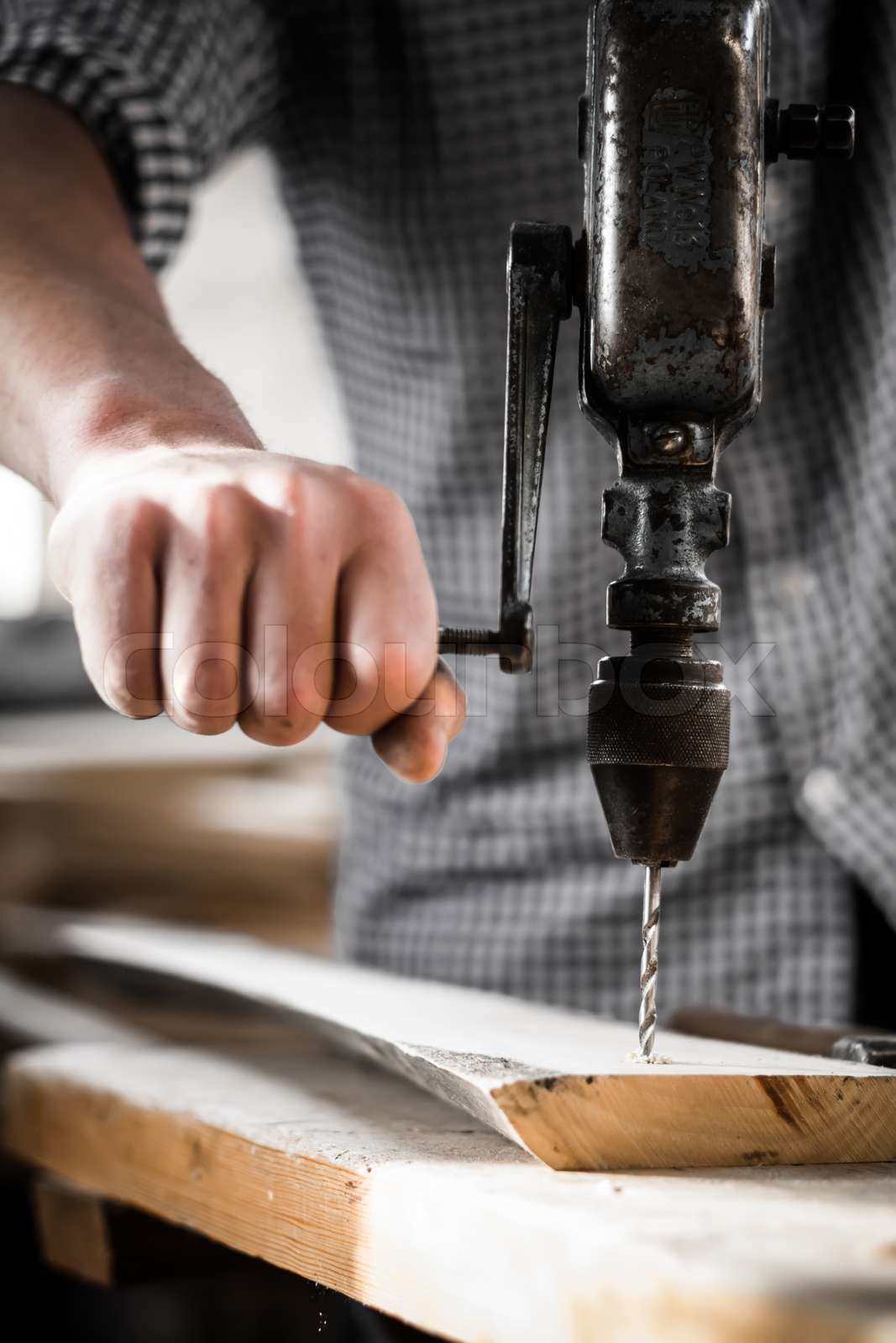 Man arbeitet Handbohrmaschine | Stock Bild | Colourbox