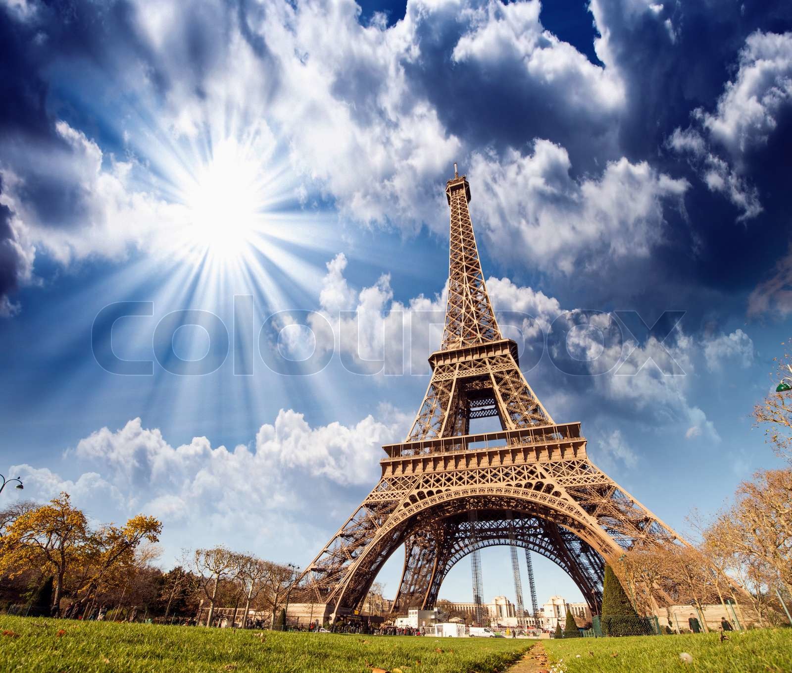Herrlicher Blick auf Eiffelturm in Paris La Tour Eiffel mit Himmel und ...