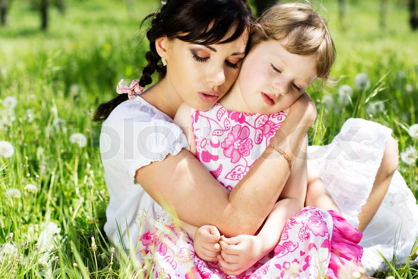 Kleines Mädchen und Mutter im Park | Stock Bild | Colourbox