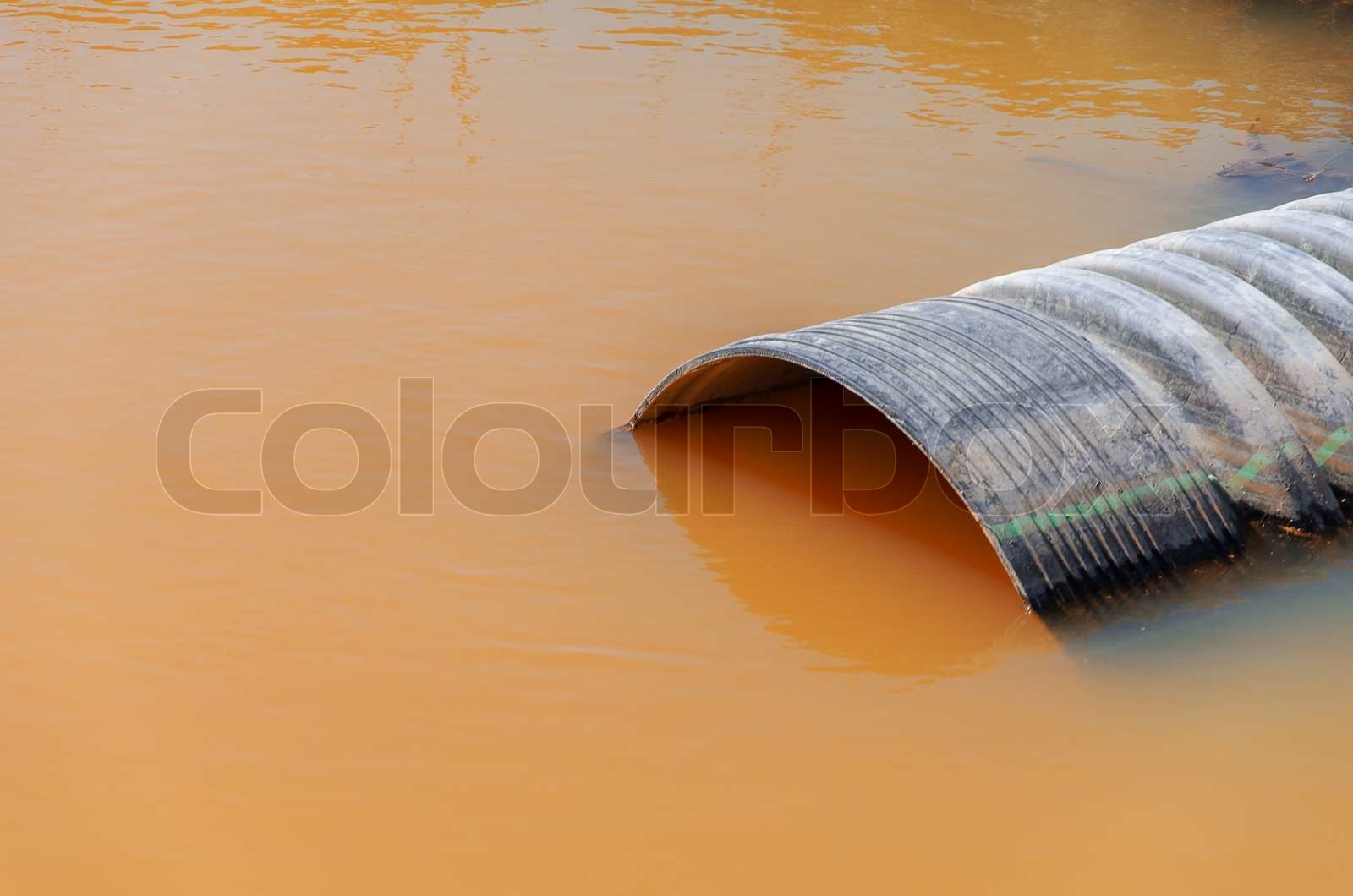 Schmutziges Wasser stammt aus dem Rohr | Stock Bild | Colourbox