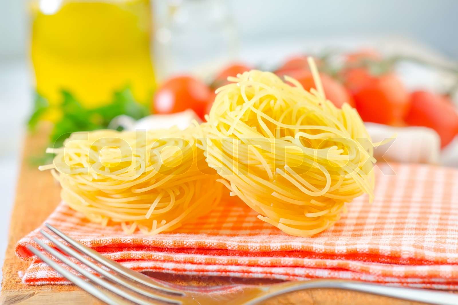 rå pasta og tomat | Stock foto | Colourbox