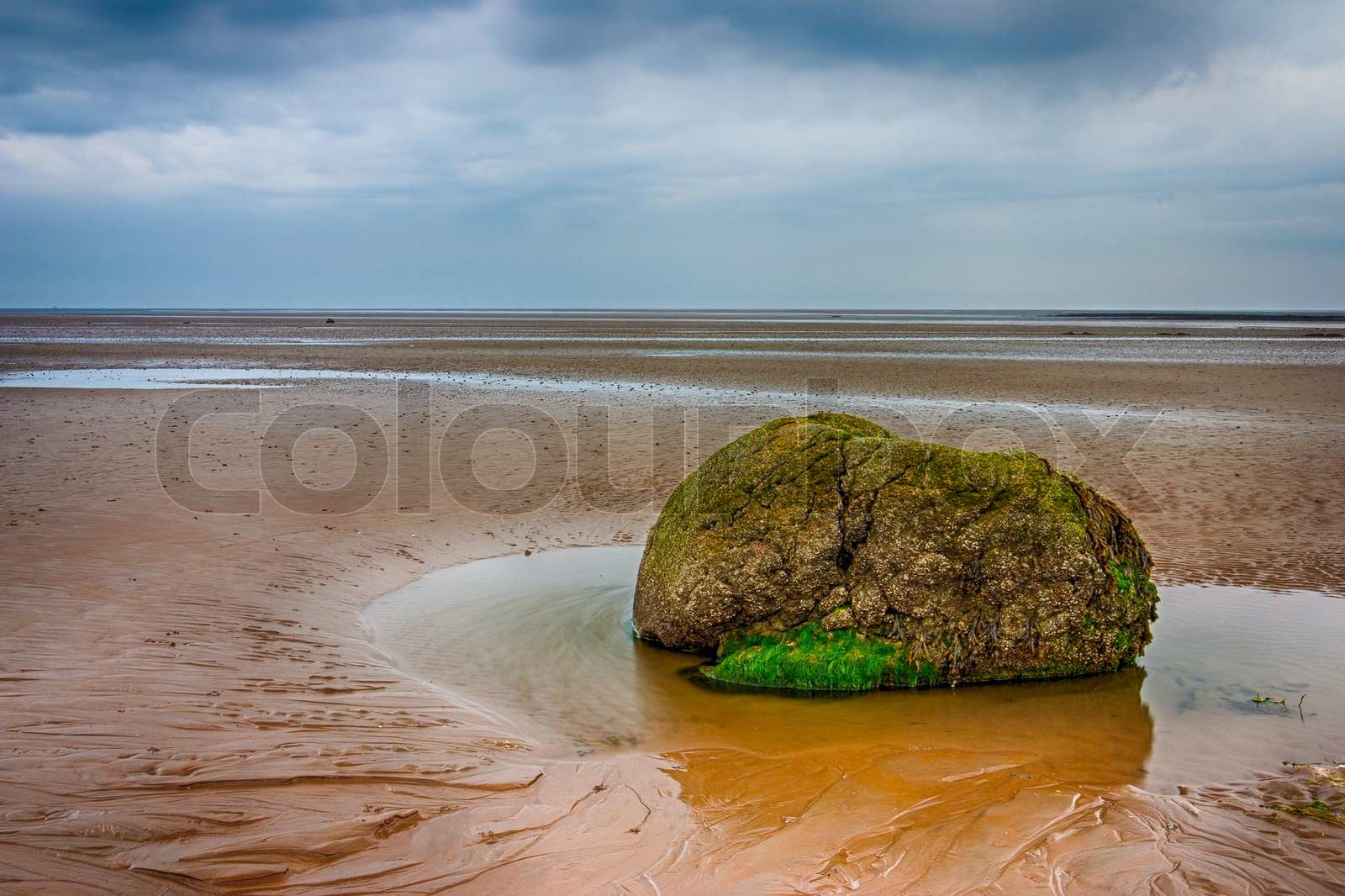 Einsamer Stein am Strand | Stock Bild | Colourbox