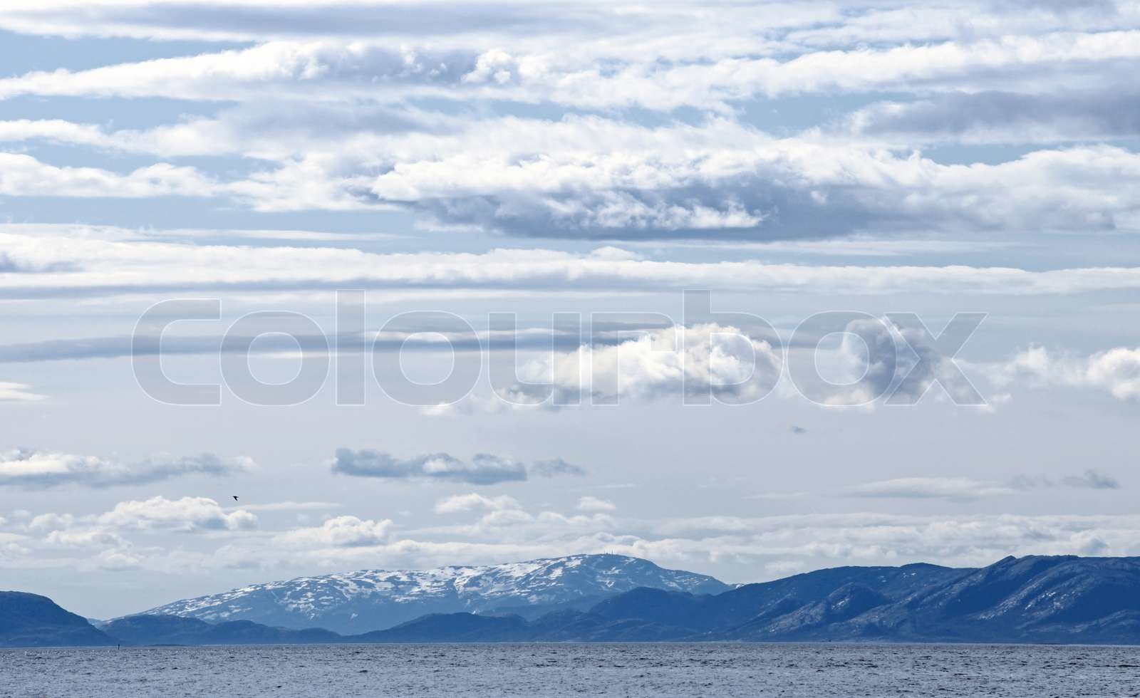 Natur baggrund med overskyet himmel i løbet af norske kyst | Stock foto ...