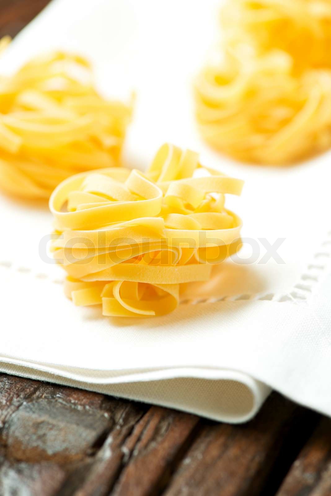 Reder af tørret pasta på dugen | Stock foto | Colourbox