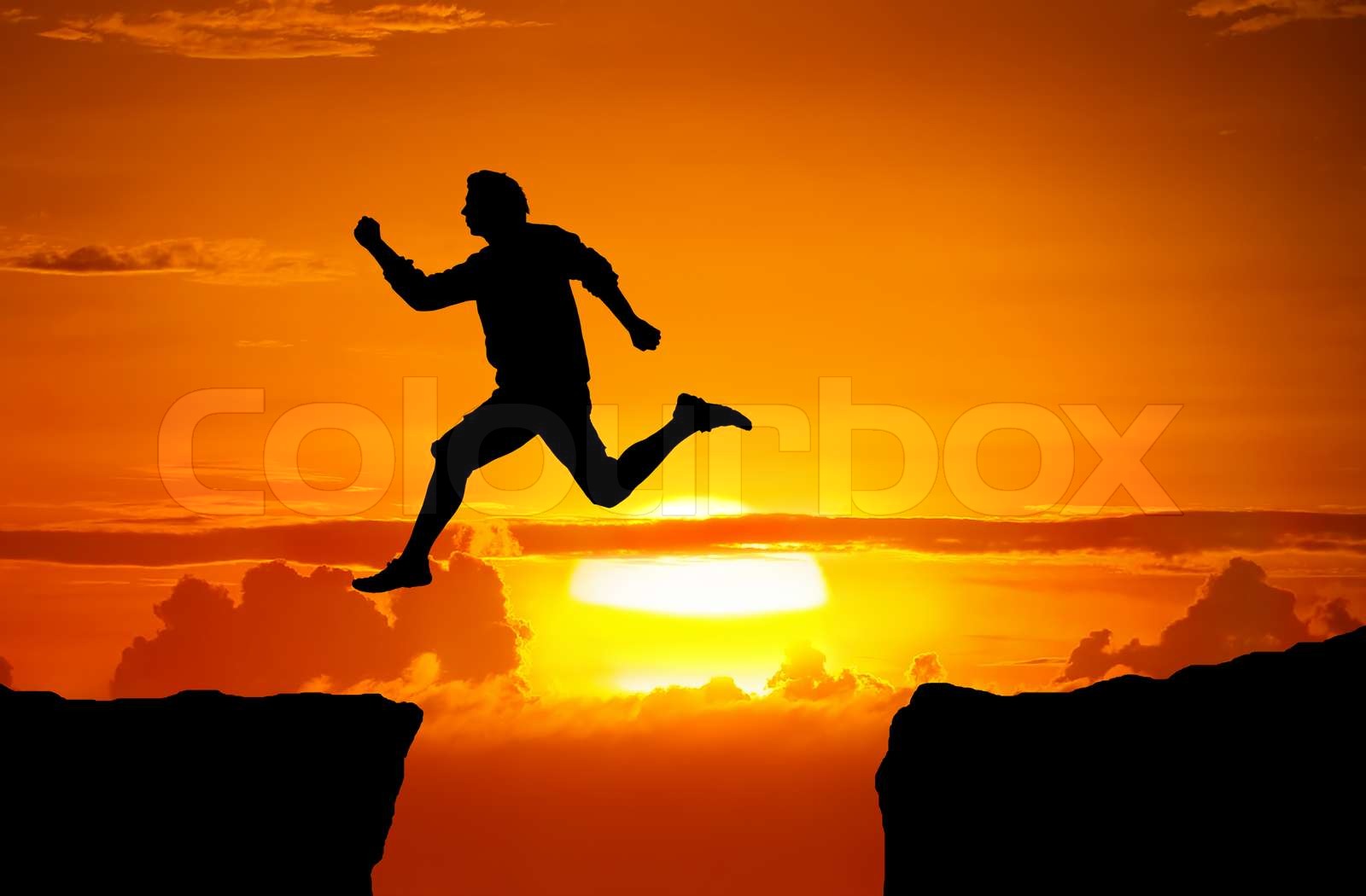 Man Sprung durch den Spalt zwischen den Felsen | Stock Bild | Colourbox