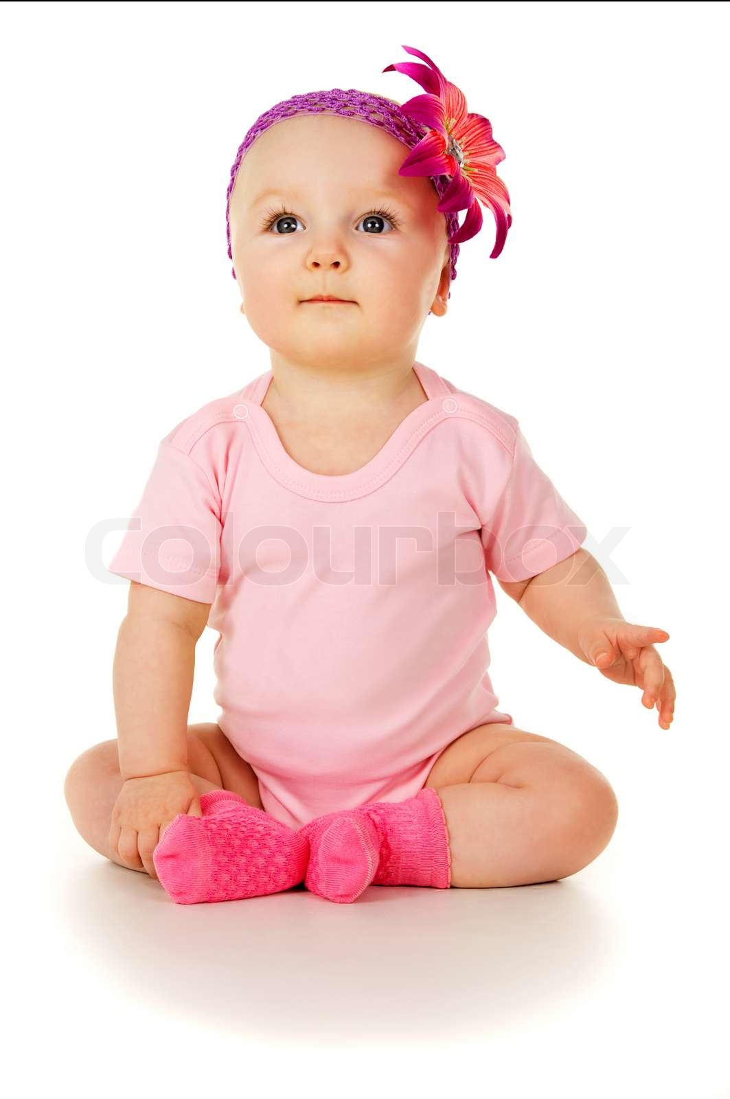 kleines Mädchen sitzt | Stock Bild | Colourbox