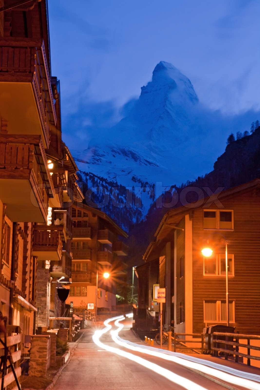 Matterhorn Peak mit Licht Weg von Zermatt Stadt , der Schweiz | Stock ...