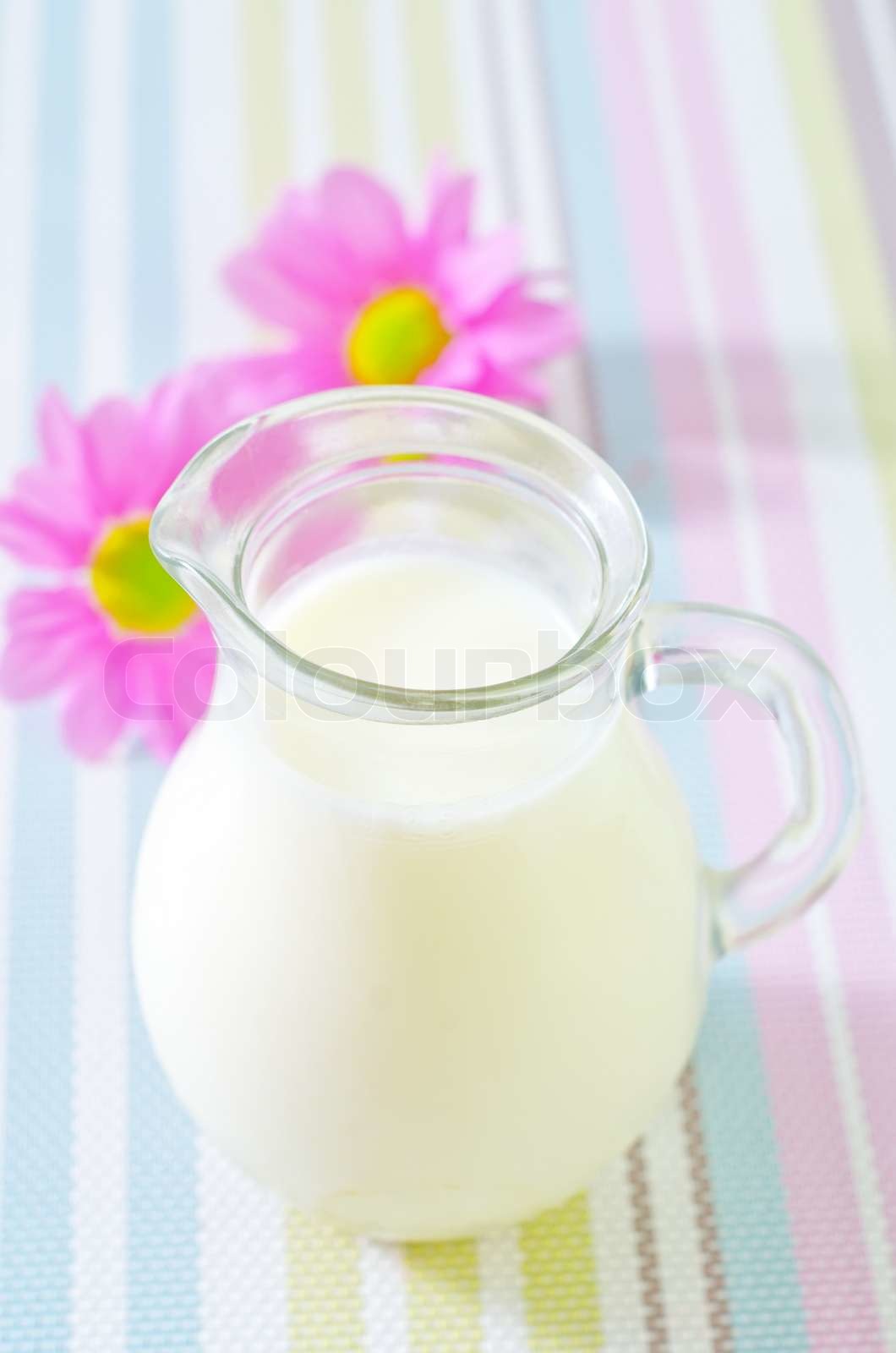 Milch im Krug | Stock Bild | Colourbox