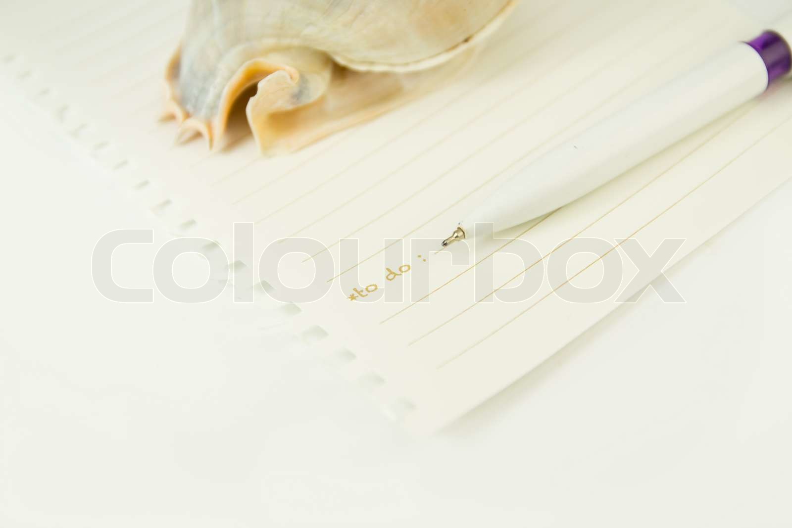 Papier Zettel mit Stift und Muschel Briefbeschwerer | Stock Bild ...