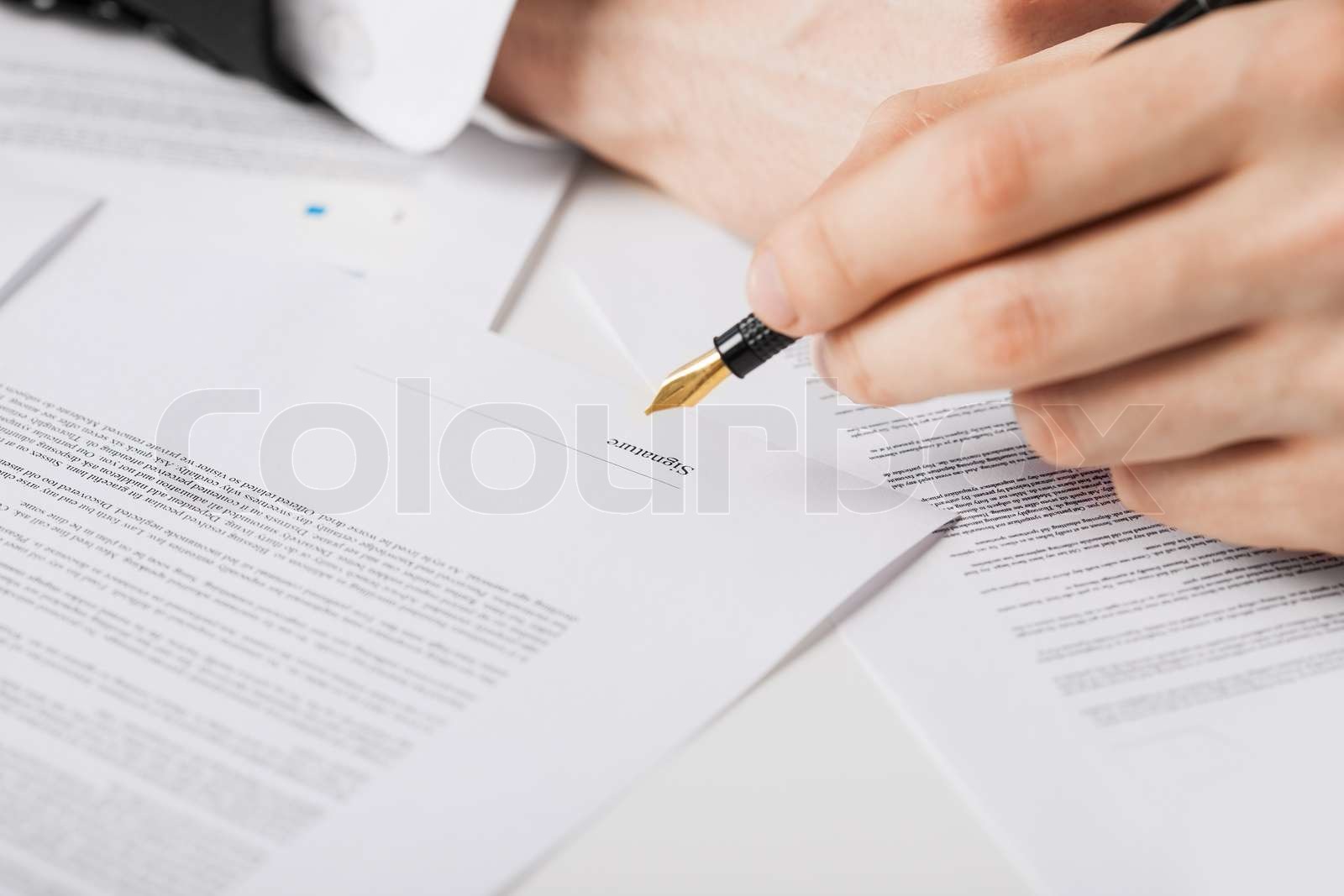 Mann mit Vertrag | Stock Bild | Colourbox