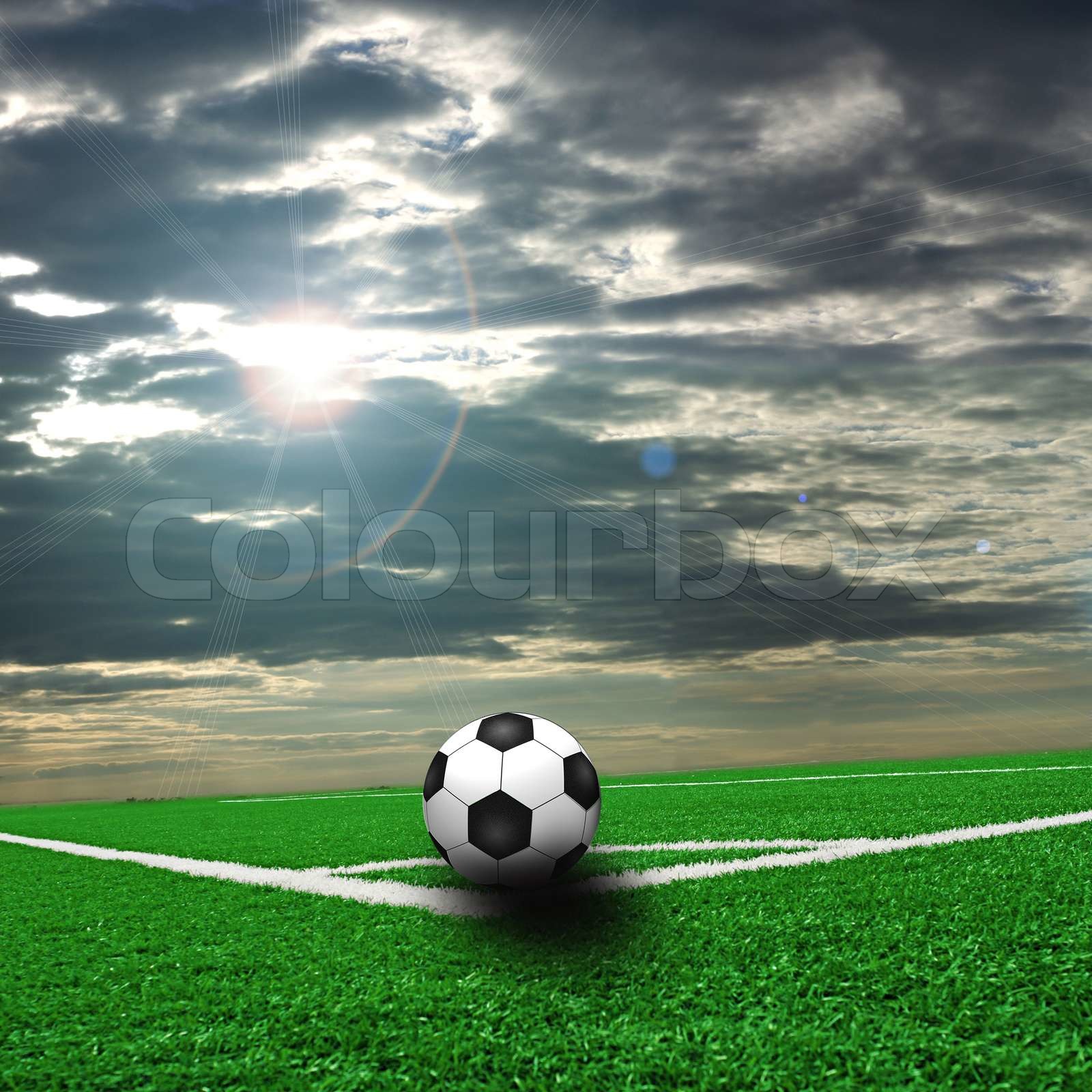 En fin grøn eng med en fodbold på det hele på himlen solnedgang | Stock ...