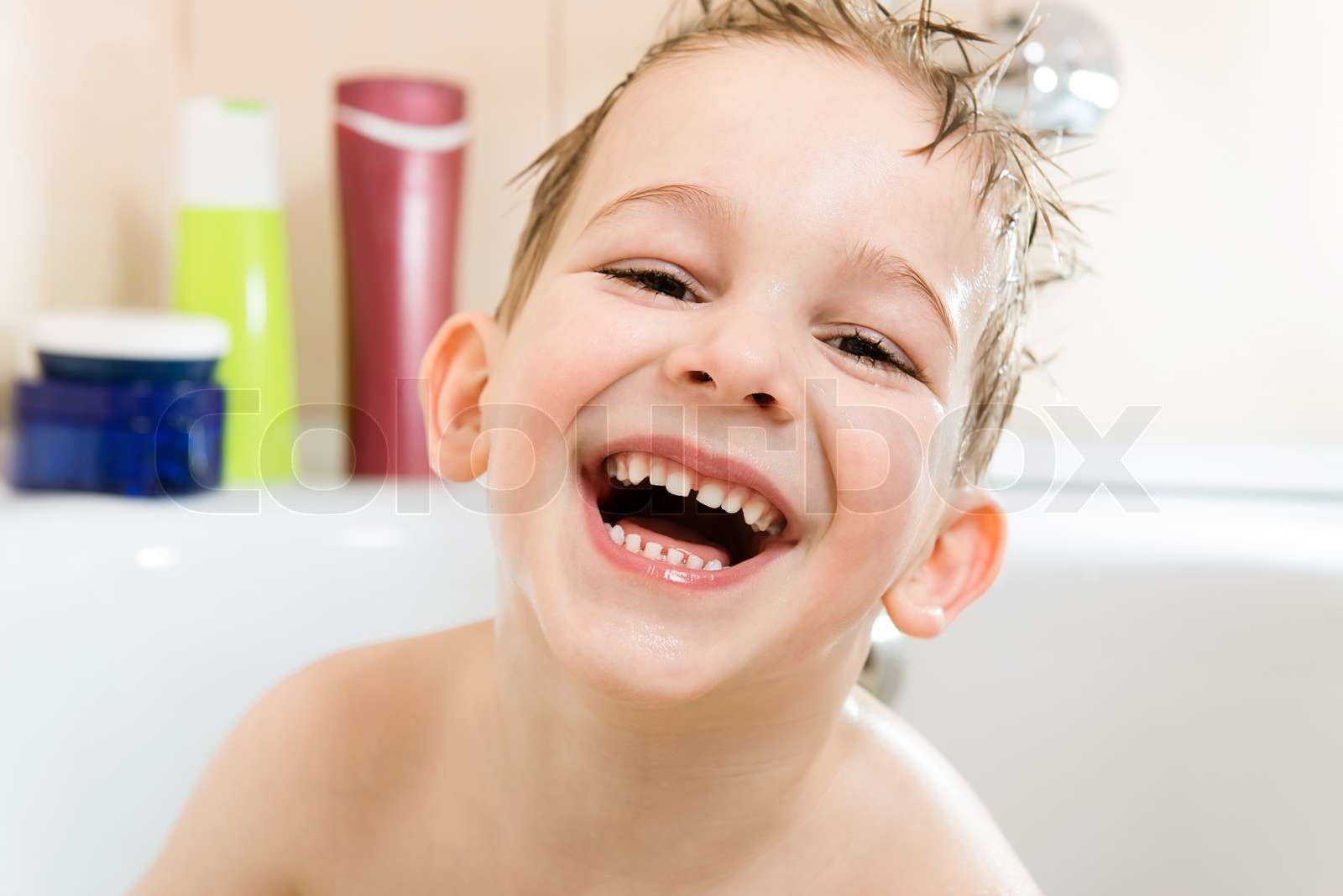 Happy little boy Baden in der Badewanne | Stock Bild | Colourbox