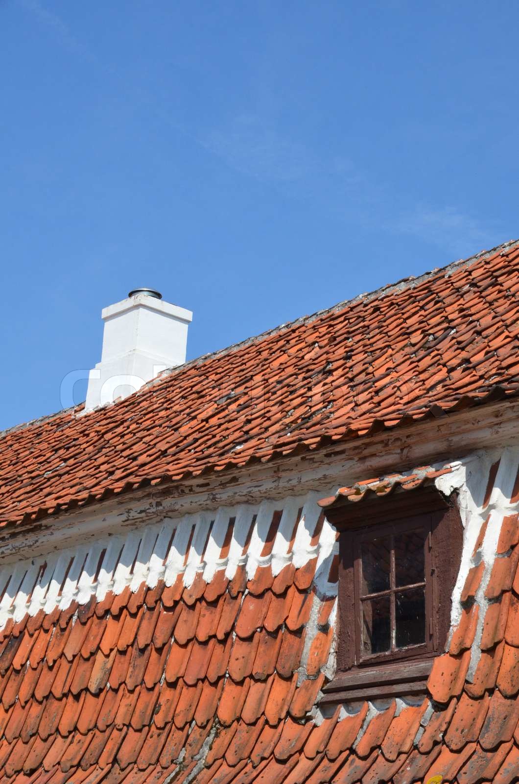 gammelt brunt kvist vindue i rødt tegltag med hvide fuger på gammelt ...