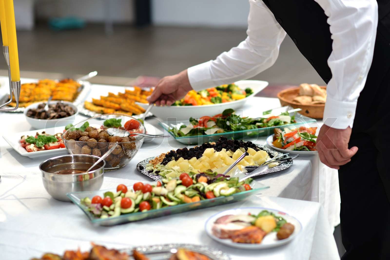 En festlig buffet med kød, grøntsager, kartofler og meget andet | Stock ...