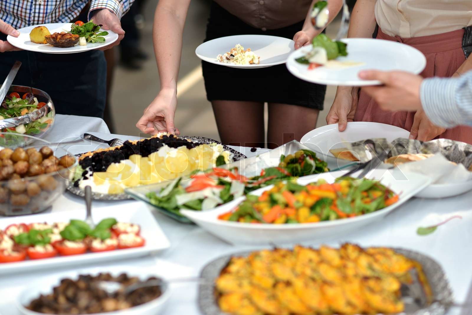 En festlig buffet med kød, grøntsager, kartofler og meget andet | Stock ...