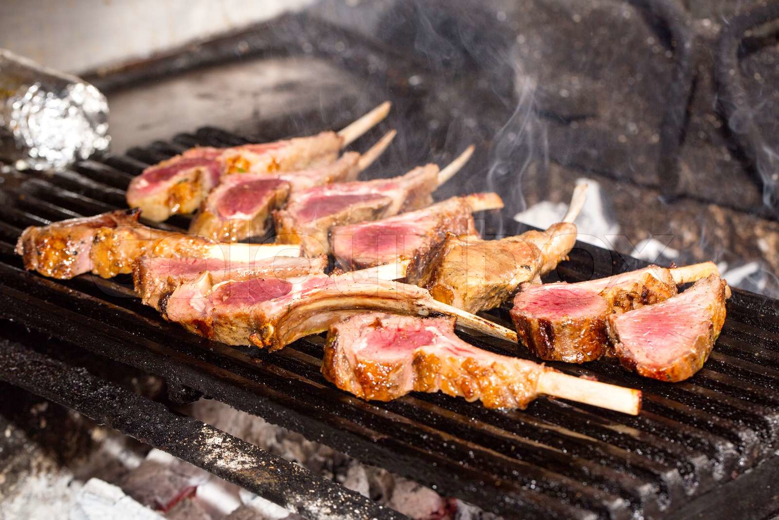 Lamm-Rippchen auf dem Grill zubereitet | Stock Bild | Colourbox