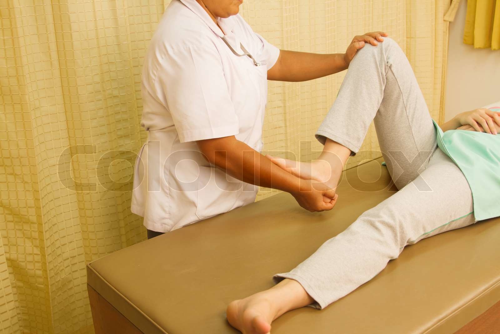 Physiotherapist treating quadriceps muscle,Rehabitationfor muscle ...