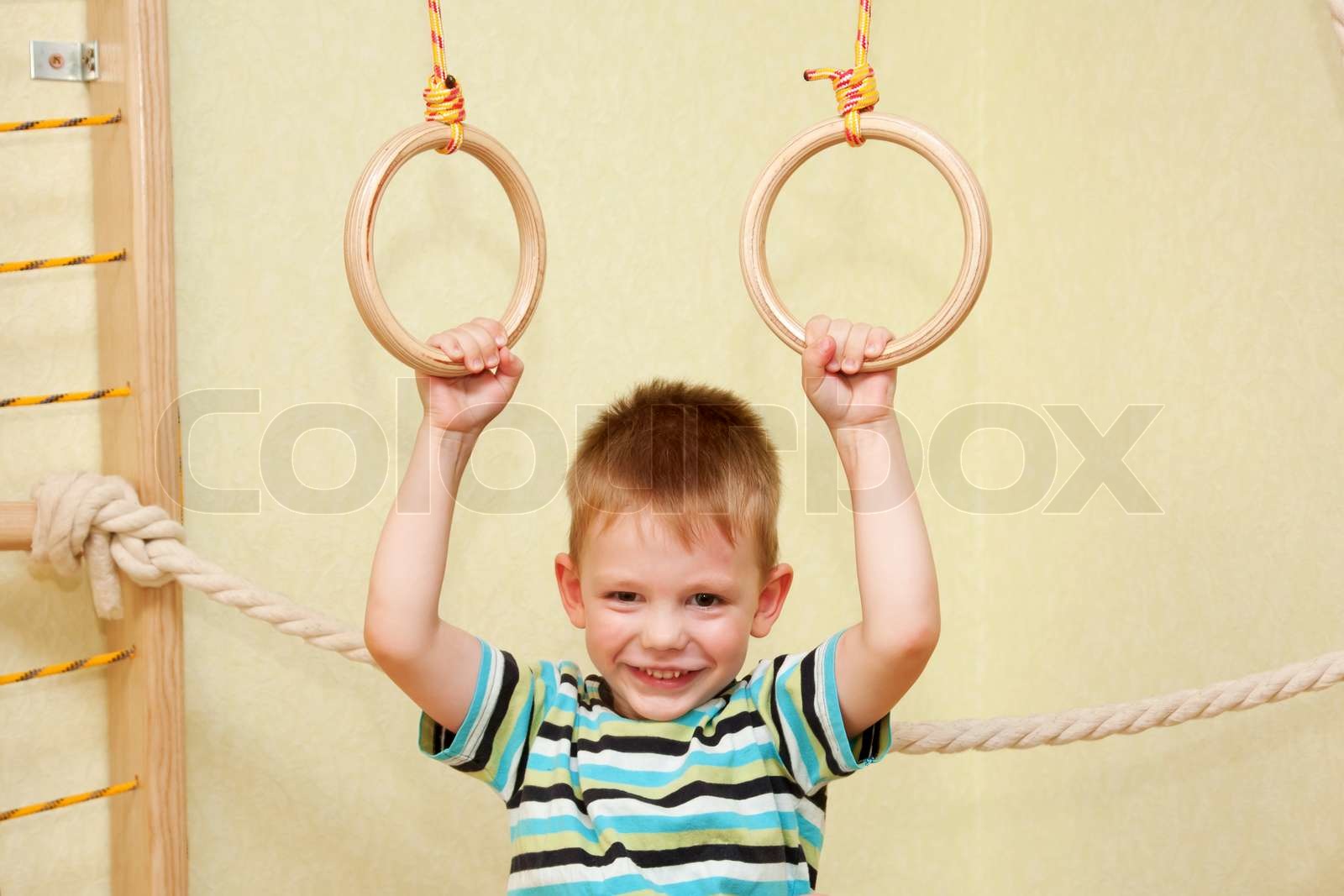 Kleines Kind beim Sport am Sportzentrum | Stock Bild | Colourbox