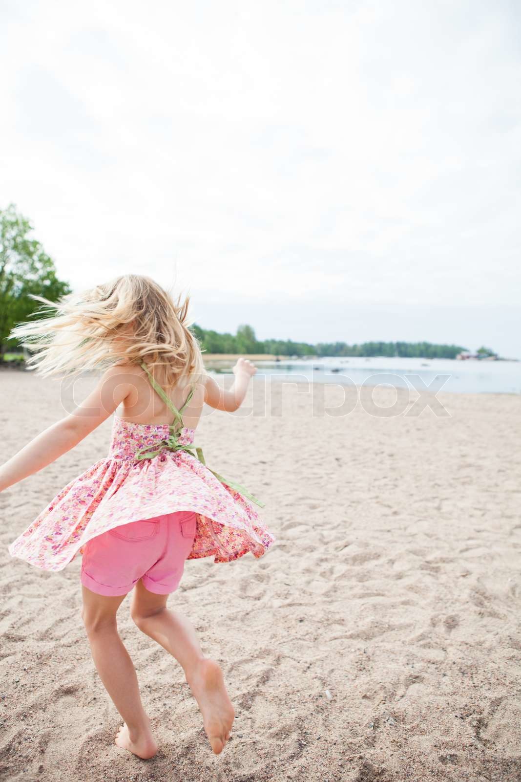 Junge Mädchen Die Spaß Am Strand Stock Bild Colourbox 3088