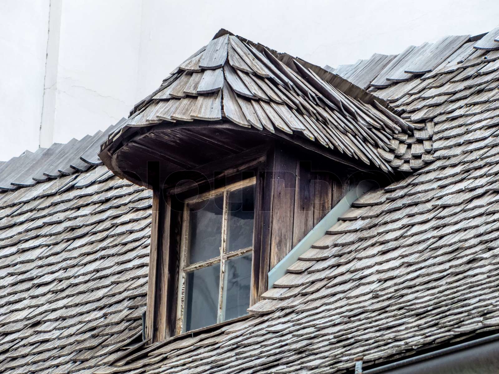 gammelt hus med kvist og helvedesild | Stock foto | Colourbox