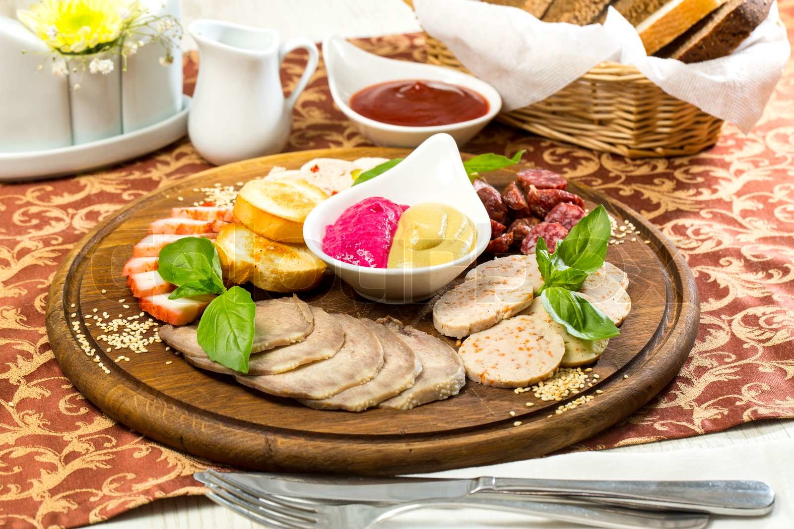 Fleischteller mit mehreren Arten von Würsten | Stock Bild | Colourbox