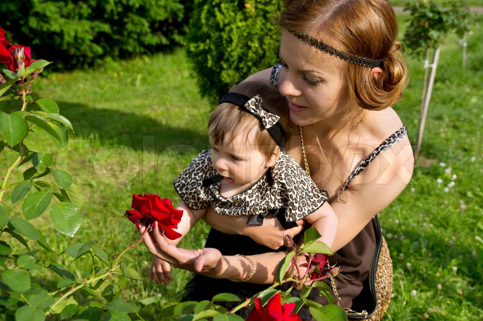 Mom zeigt Blume Kind | Stock Bild | Colourbox