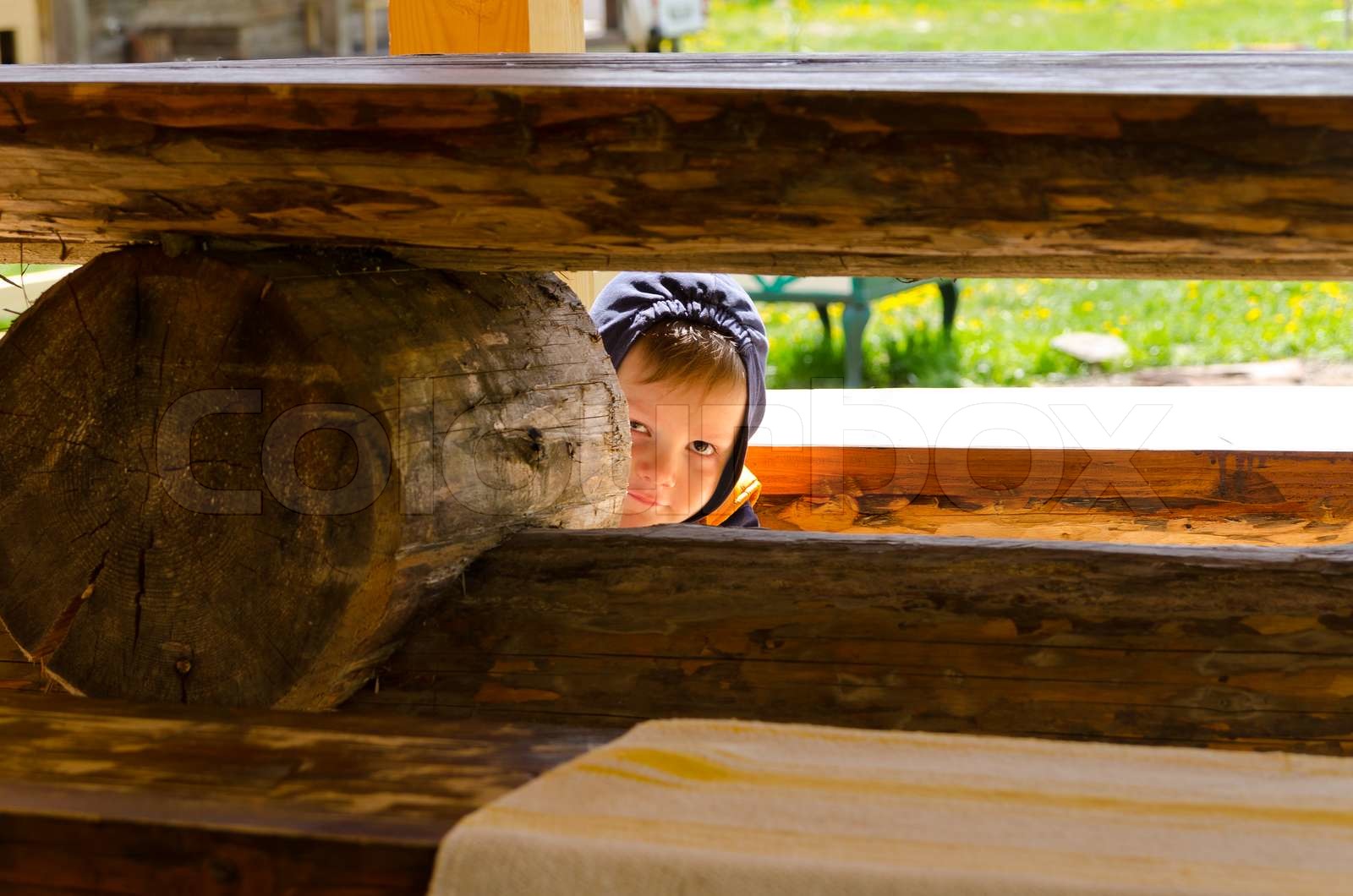 Netter kleiner Junge spielt Verstecken spielen | Stock Bild | Colourbox