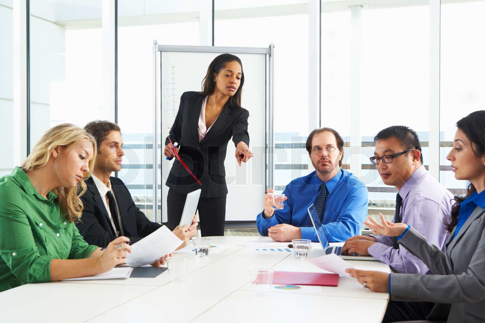 Forretningskvinde Gennemførelse Meeting In Bestyrelsesarbejde | Stock ...