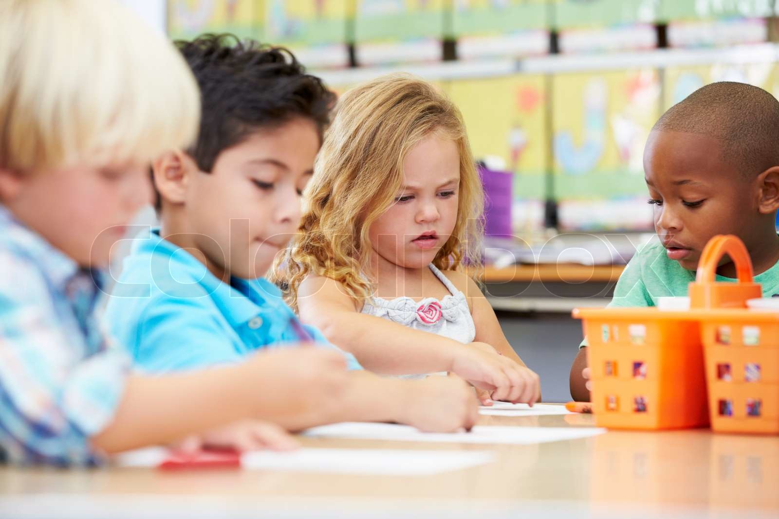 Gruppe von elementaren Alter Kinder im Kunstunterricht | Stock Bild ...
