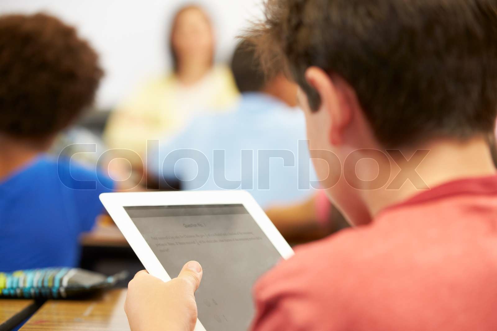 Schüler in der Klasse mit Digital Tablet | Stock Bild | Colourbox