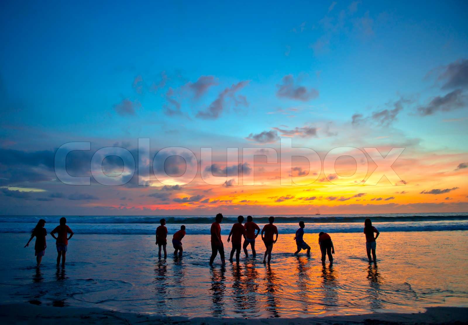 junge Menschen bei Sonnenuntergang am Strand in Kuta , Bali | Stock ...