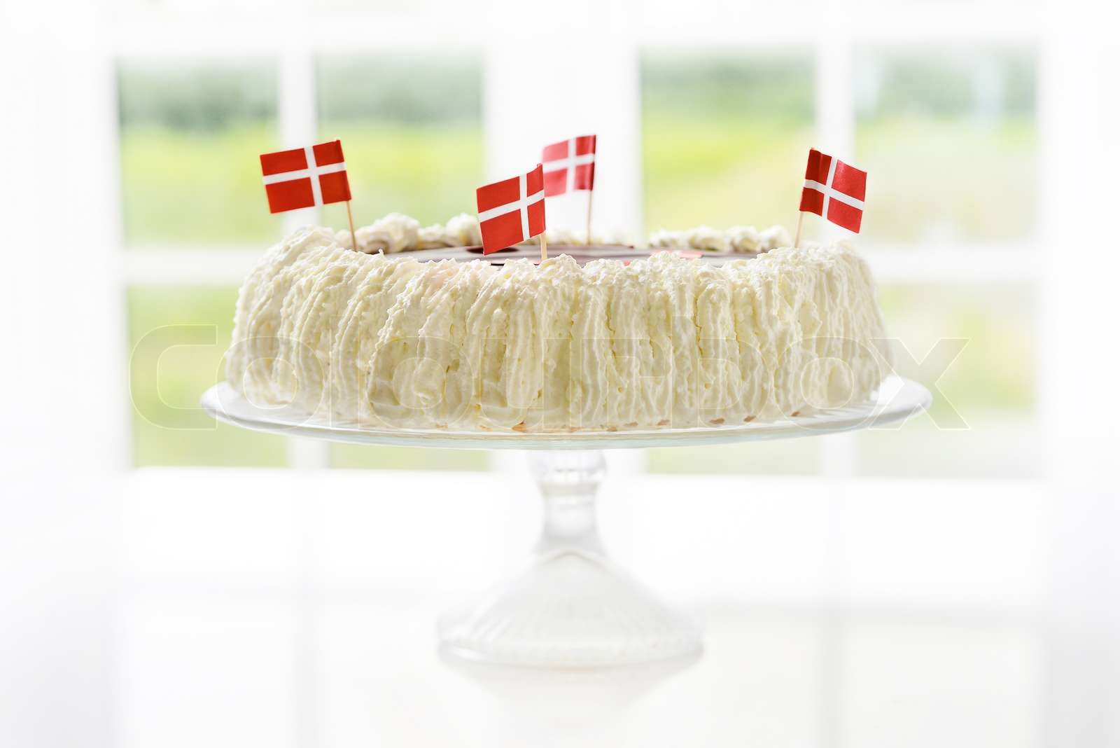 Fødselsdag med en lagkage med flødeskum, | Stock foto | Colourbox